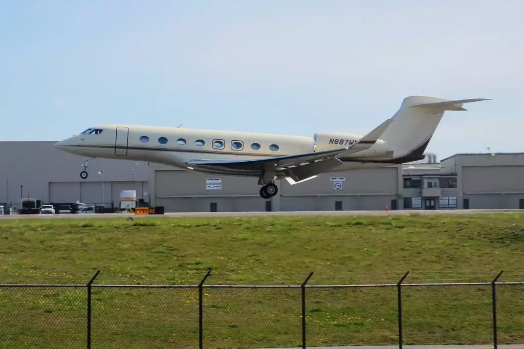 Bill Gates sold the yacht BREAKTHROUGH to Patrick Dovigi