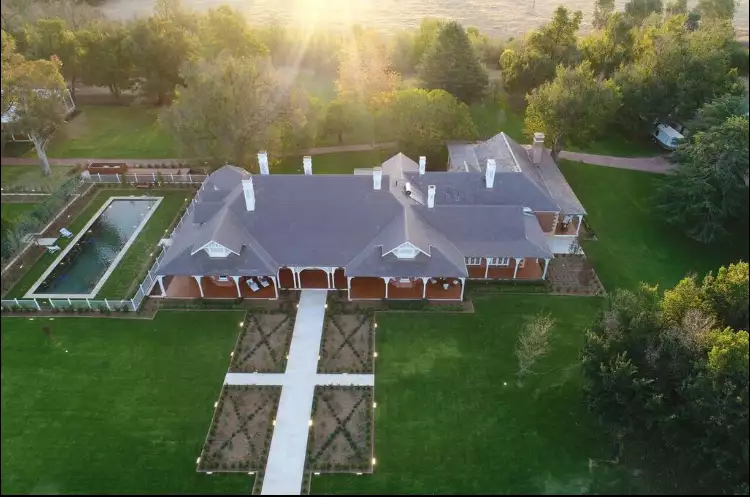 SIR MICHAEL HINTZE ile Tanışın: Canlı Hayatı ve Başarılı Kariyeri