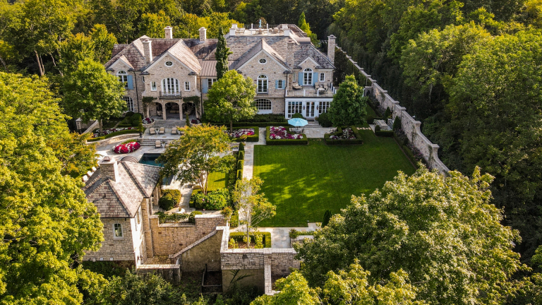 ALAN JACKSON: A Yacht Owning Country Star with a Legacy