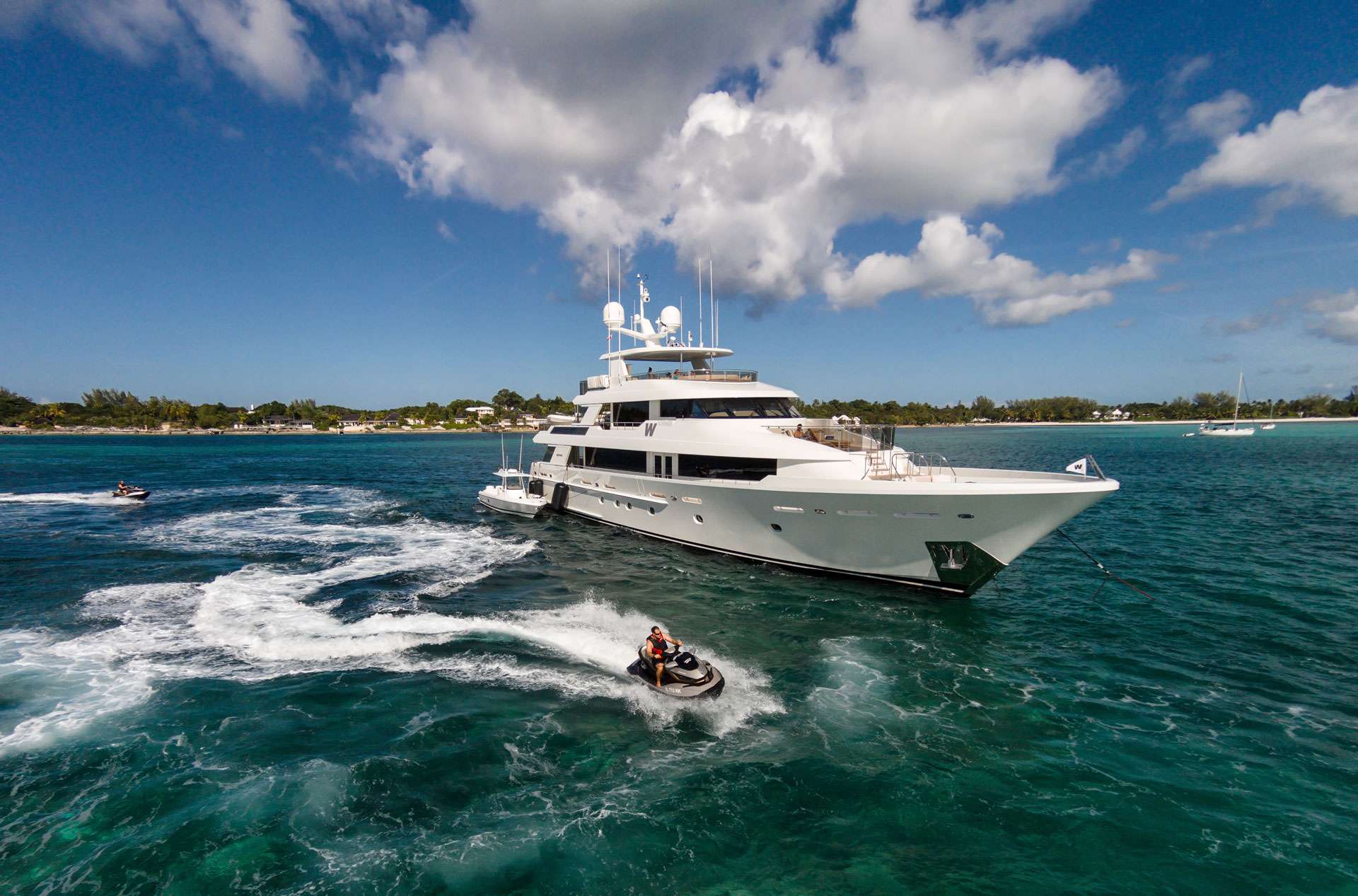 Exploring the Yacht LEGENDARY: A Journey from Gene Machine to Peter Bos ...
