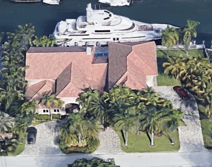 Yacht LEGENDARY Location (Live)